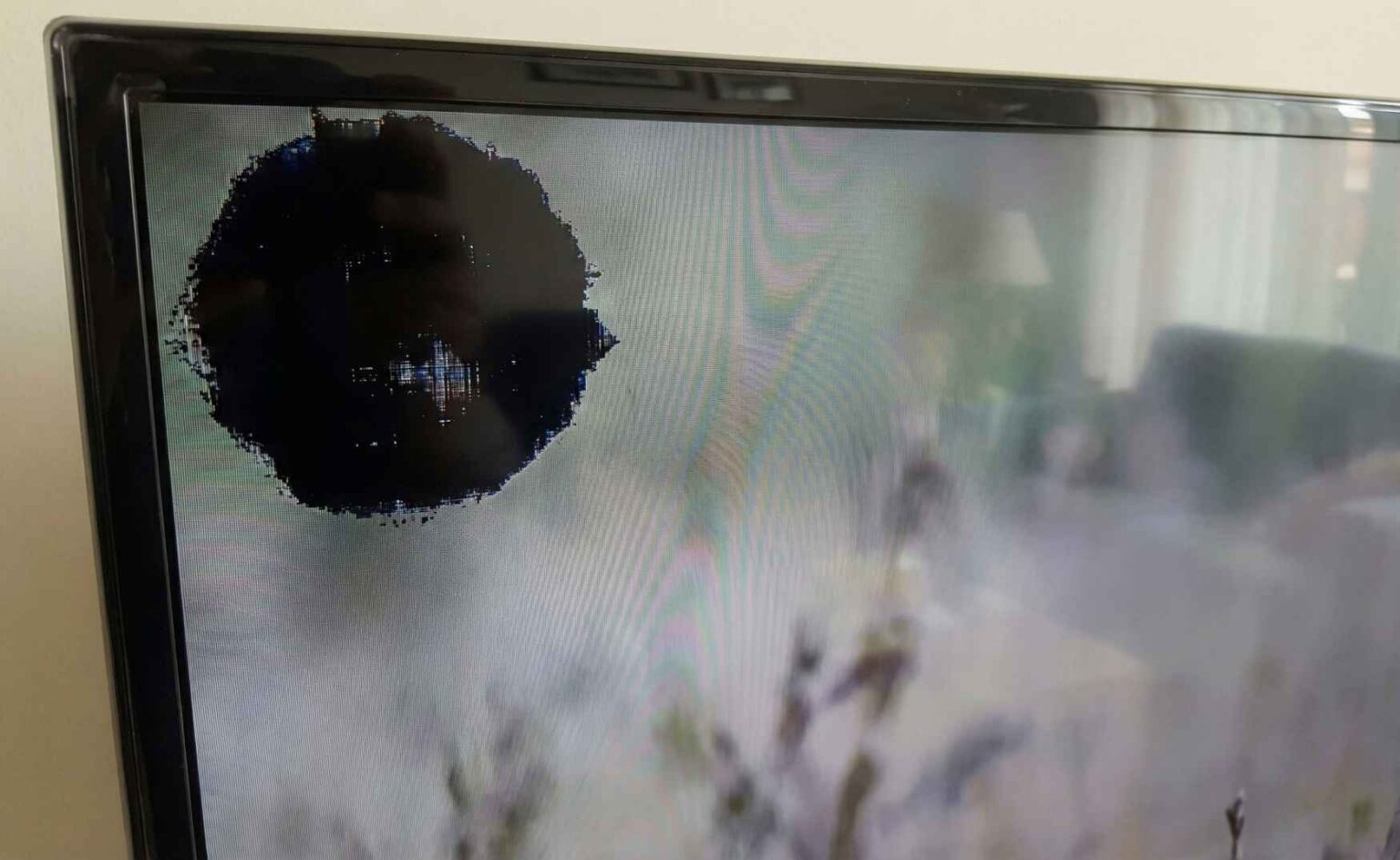 Cracked TV Screen: Can It Be Repaired? Cost Breakdown - Ravi Electronics